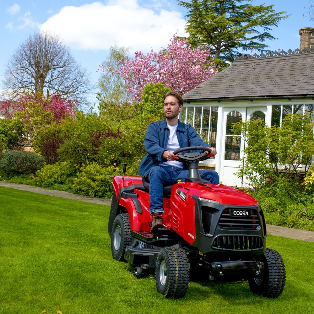 Cobra LT86MRL 33" Manual Rear Collect Lawn Tractor