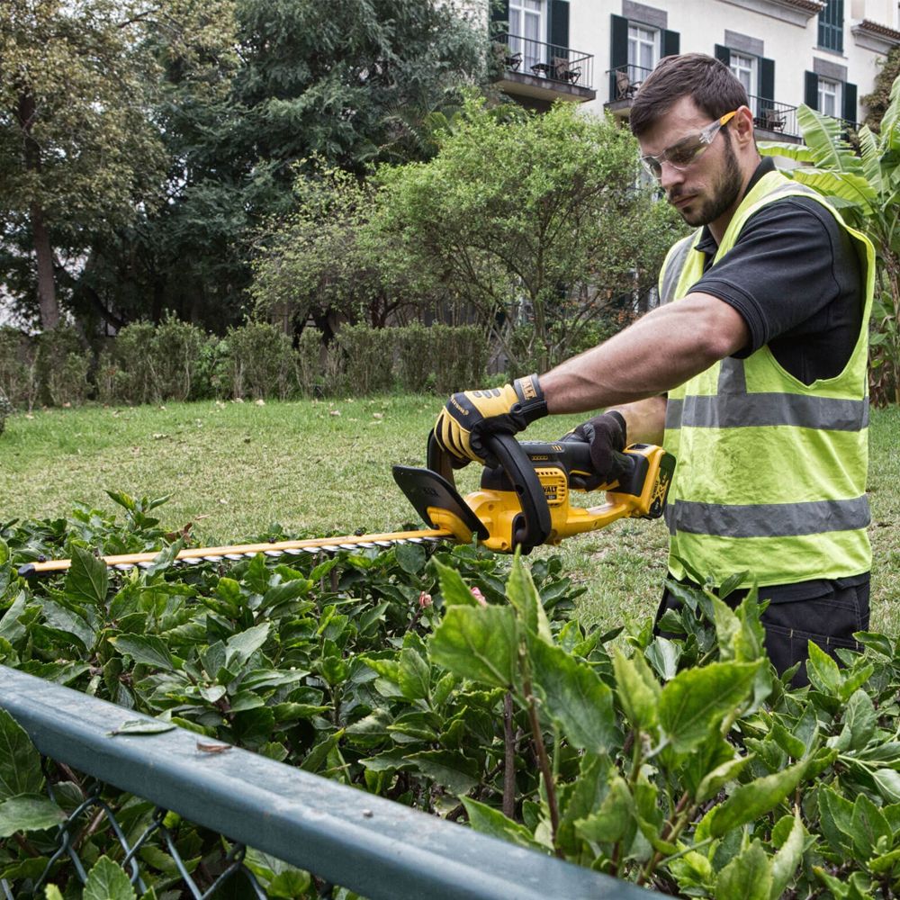 DeWalt DCMPH566N-XJ 18V XR Cordless Pole Hedge Trimmer (Tool Only)