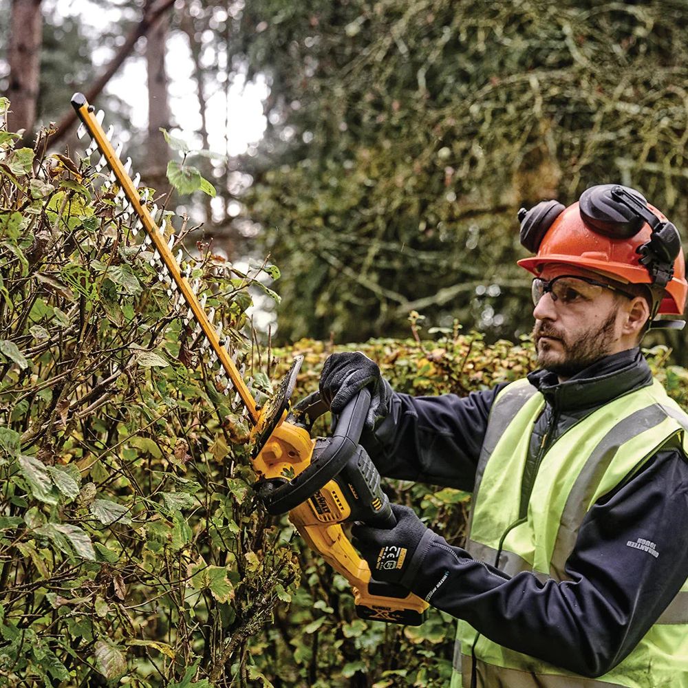 DeWalt DCMPH566N-XJ 18V XR Cordless Pole Hedge Trimmer (Tool Only)